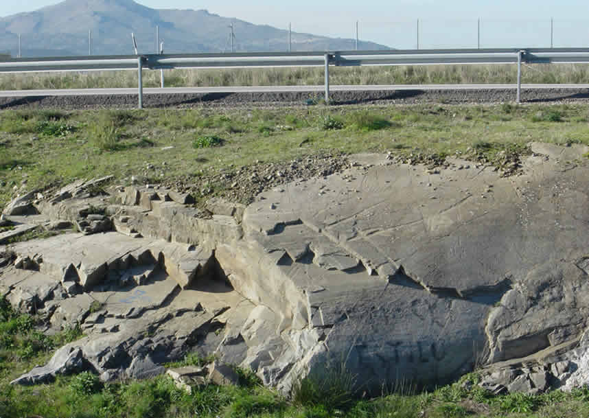 Quia - Plecs, falles i altres estructures